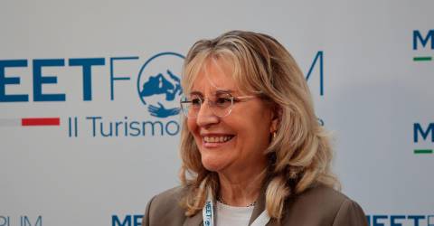 Dina Ravera e lo sguardo verso l'alto